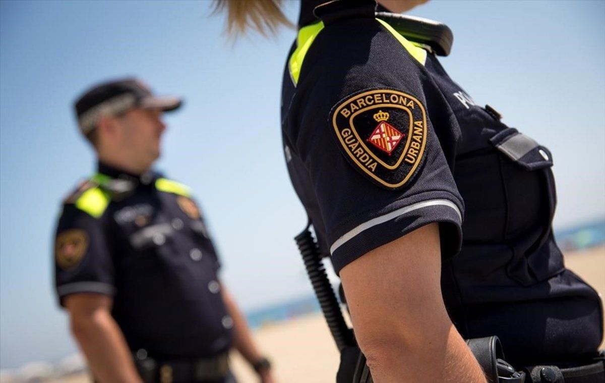 City Police officers get bodycams | Guàrdia Urbana de Barcelona ...