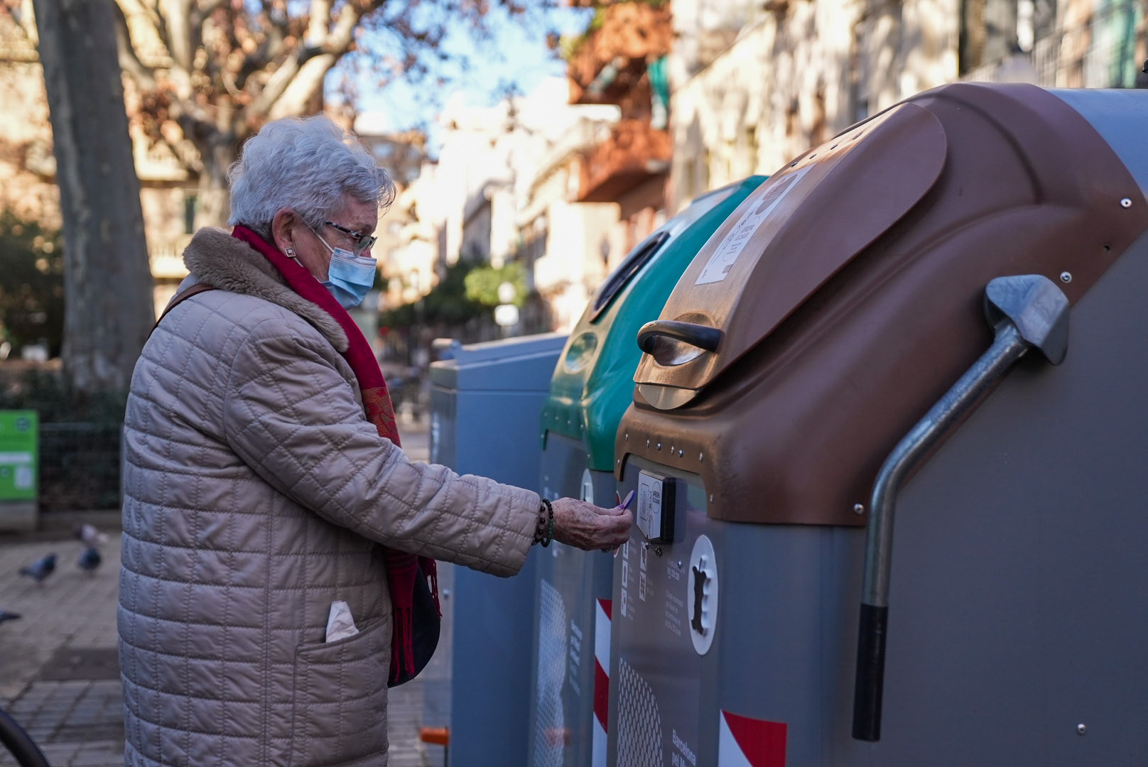 Smart recycling deposits and waste containers for selective waste ...