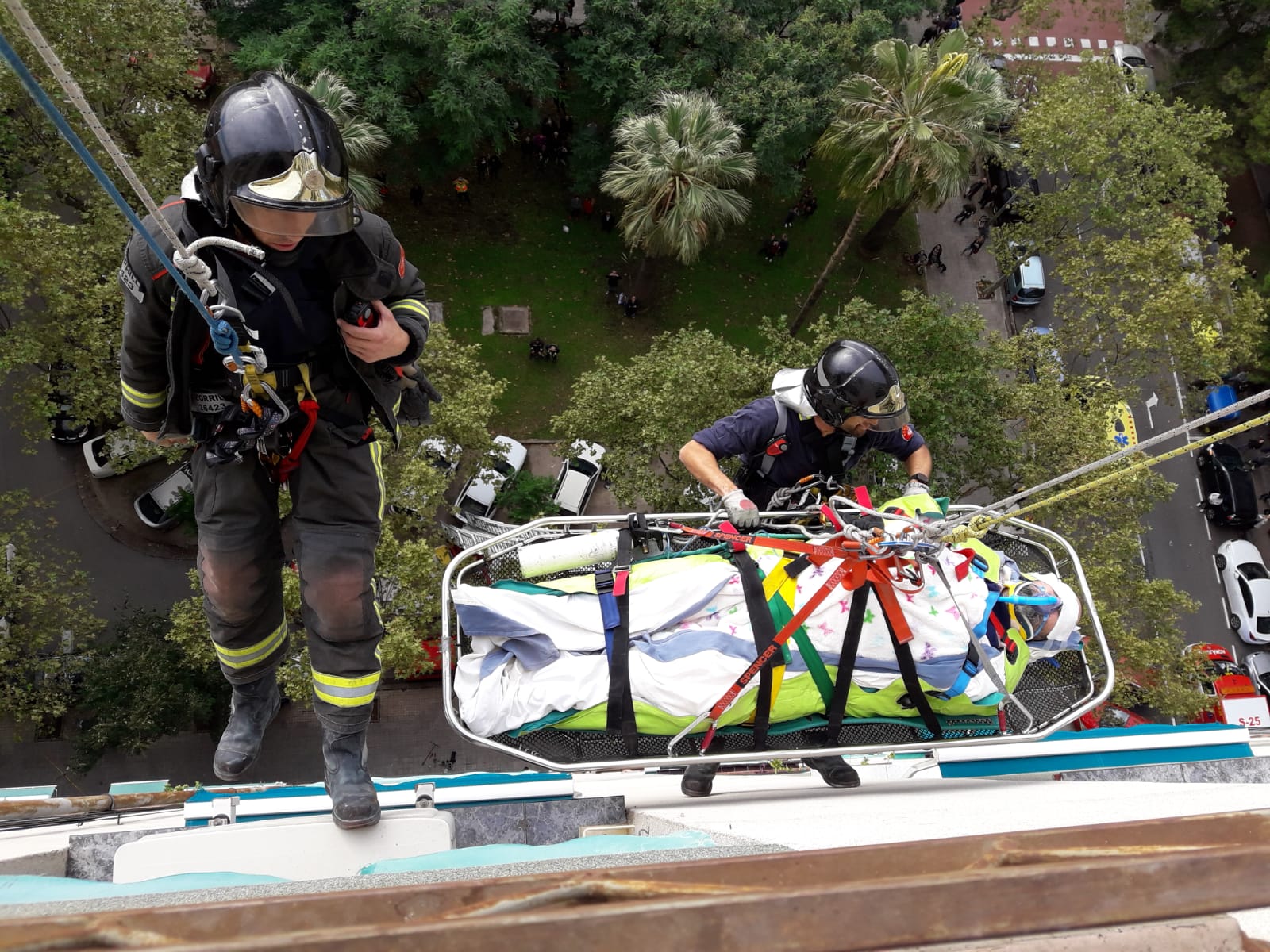 ¿Quieres saber cómo efectuamos un rescate en altura de una persona ...