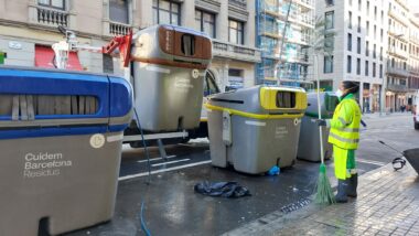 Extra cleaning of waste containers: surfaces and surrounding area ...