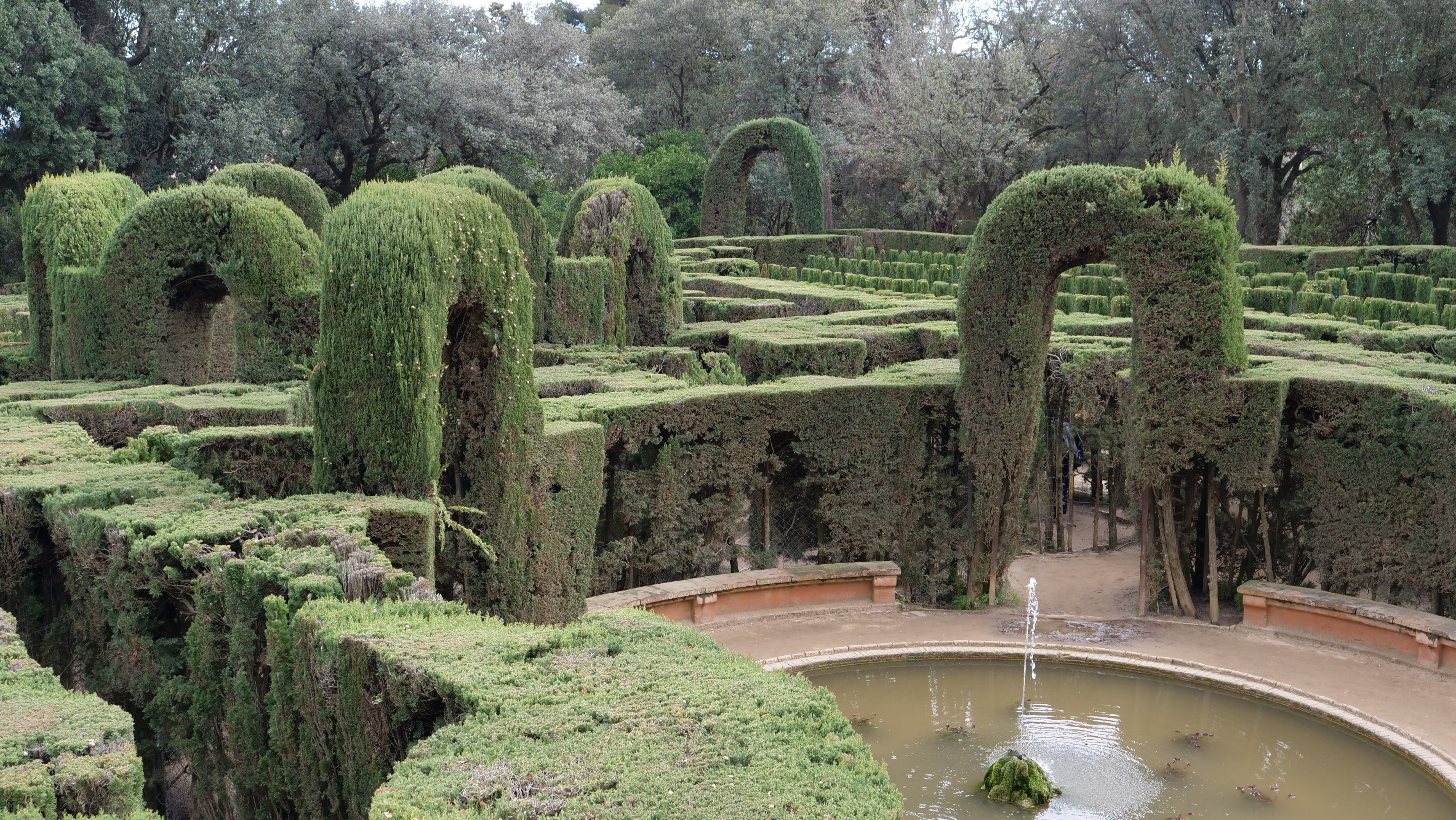 The renovation of the hedge maze in the Parc del Laberint d'Horta is ...